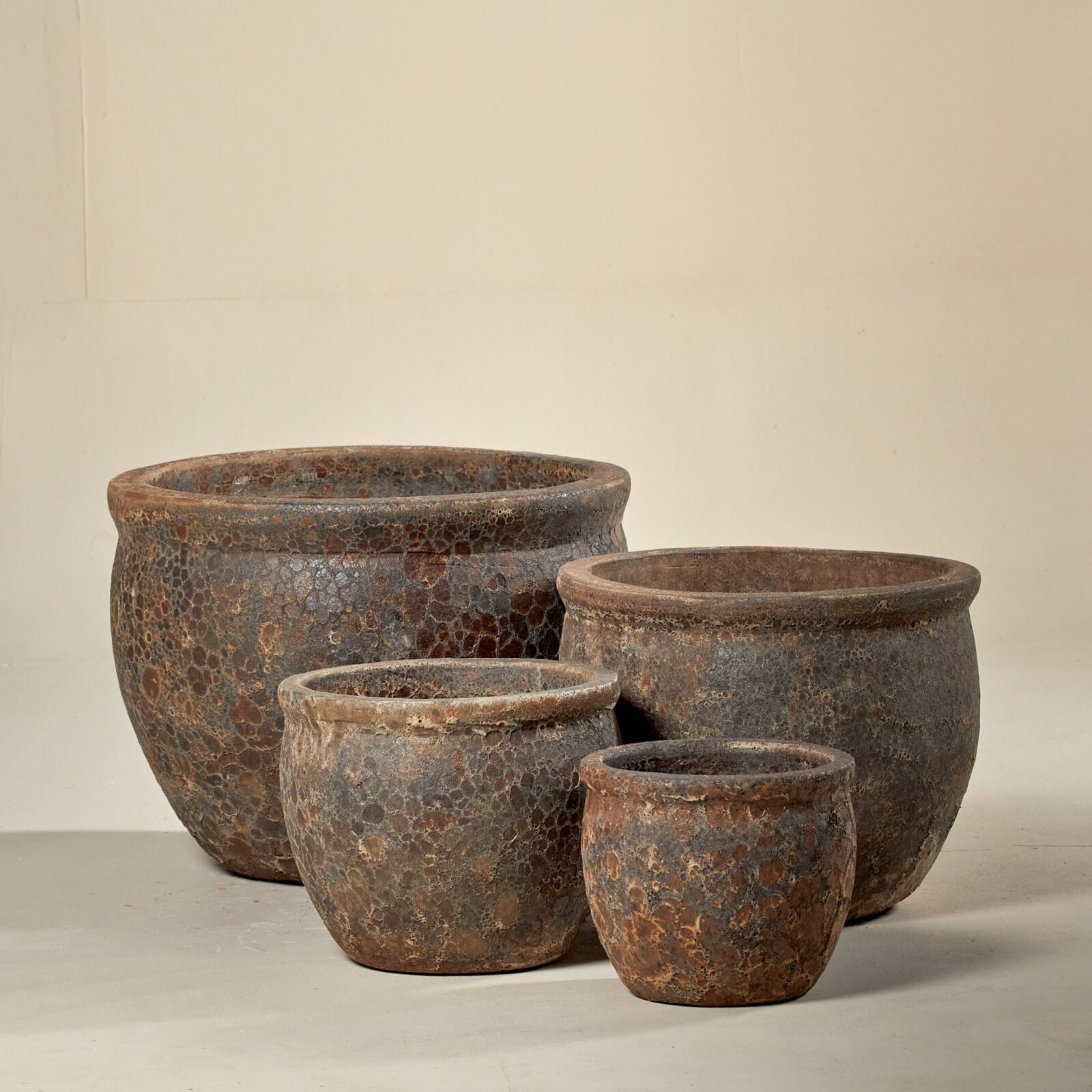 Outdoor pot Aquarius Cauldron - Mars | The Palm Centre